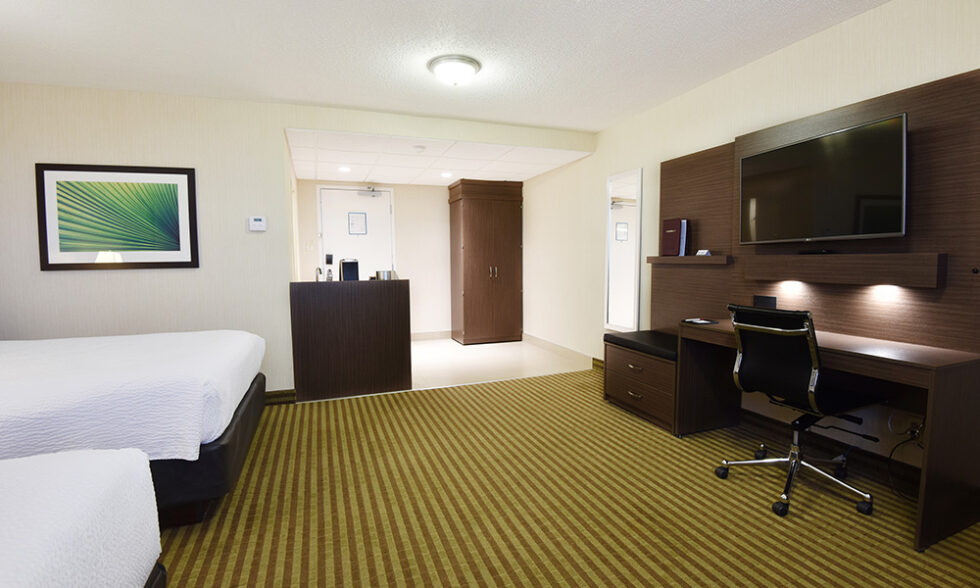 Victoria Inn Winnipeg Guest Room – Deluxe Queen